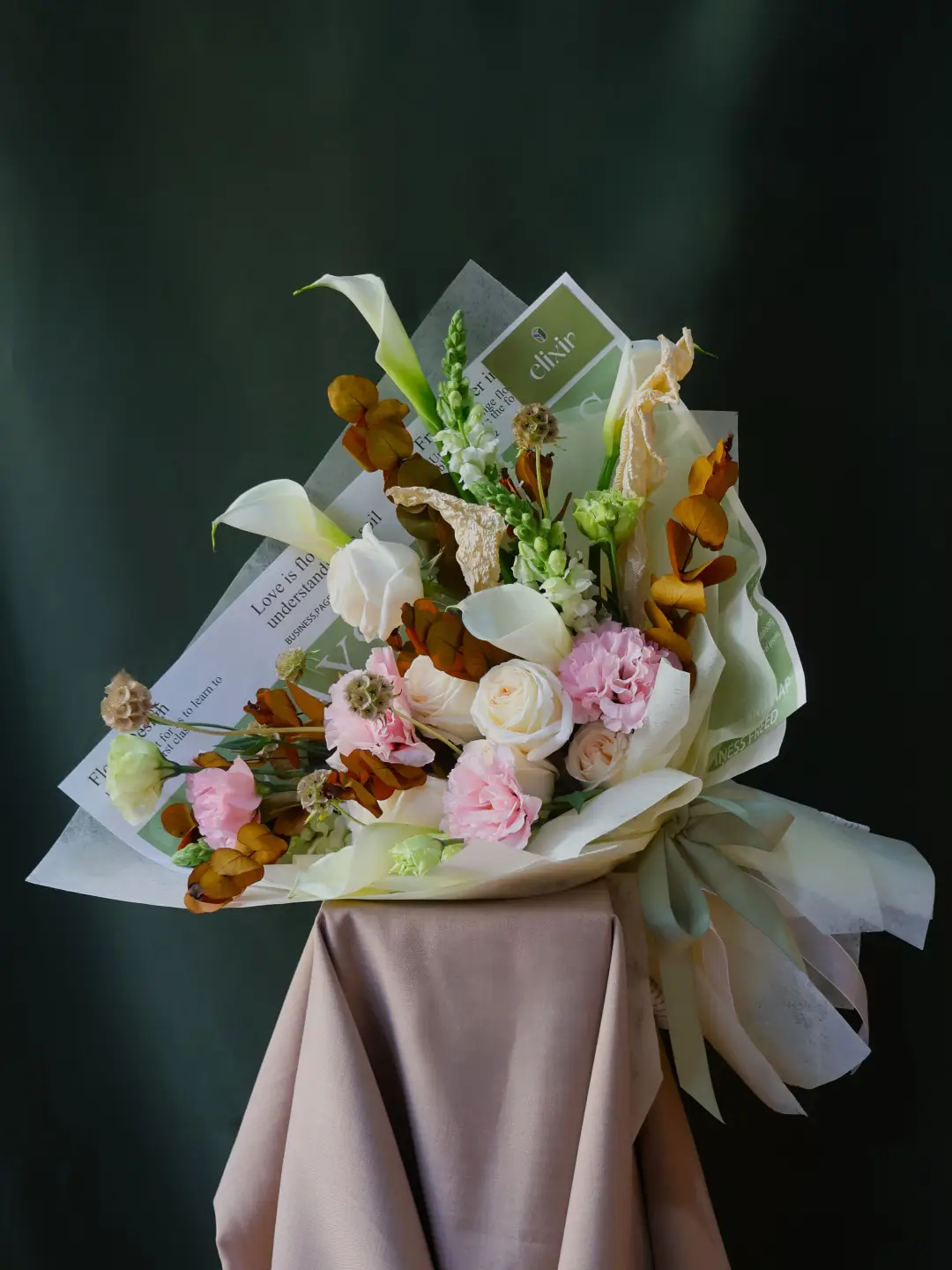 Ramo de alcatraz, rosas blancas y lisianthus. - Elixir Flores