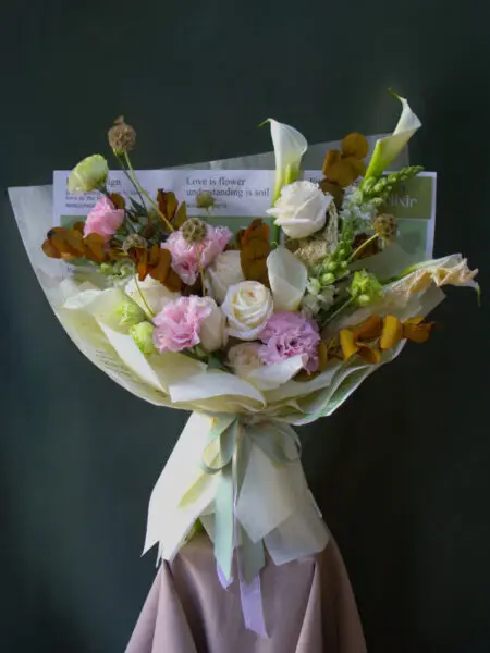 Ramo de alcatraz, rosas blancas y lisianthus. - Elixir Flores