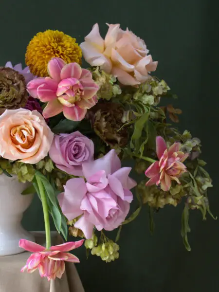 Arreglo Floral Monocromático de Tulipanes y Lisianthus - Elixir Flores